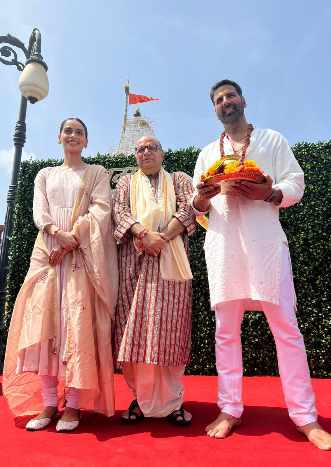 Akshay Kumar and Manushi Chhillar pay tribute to Samrat Prithviraj at ...